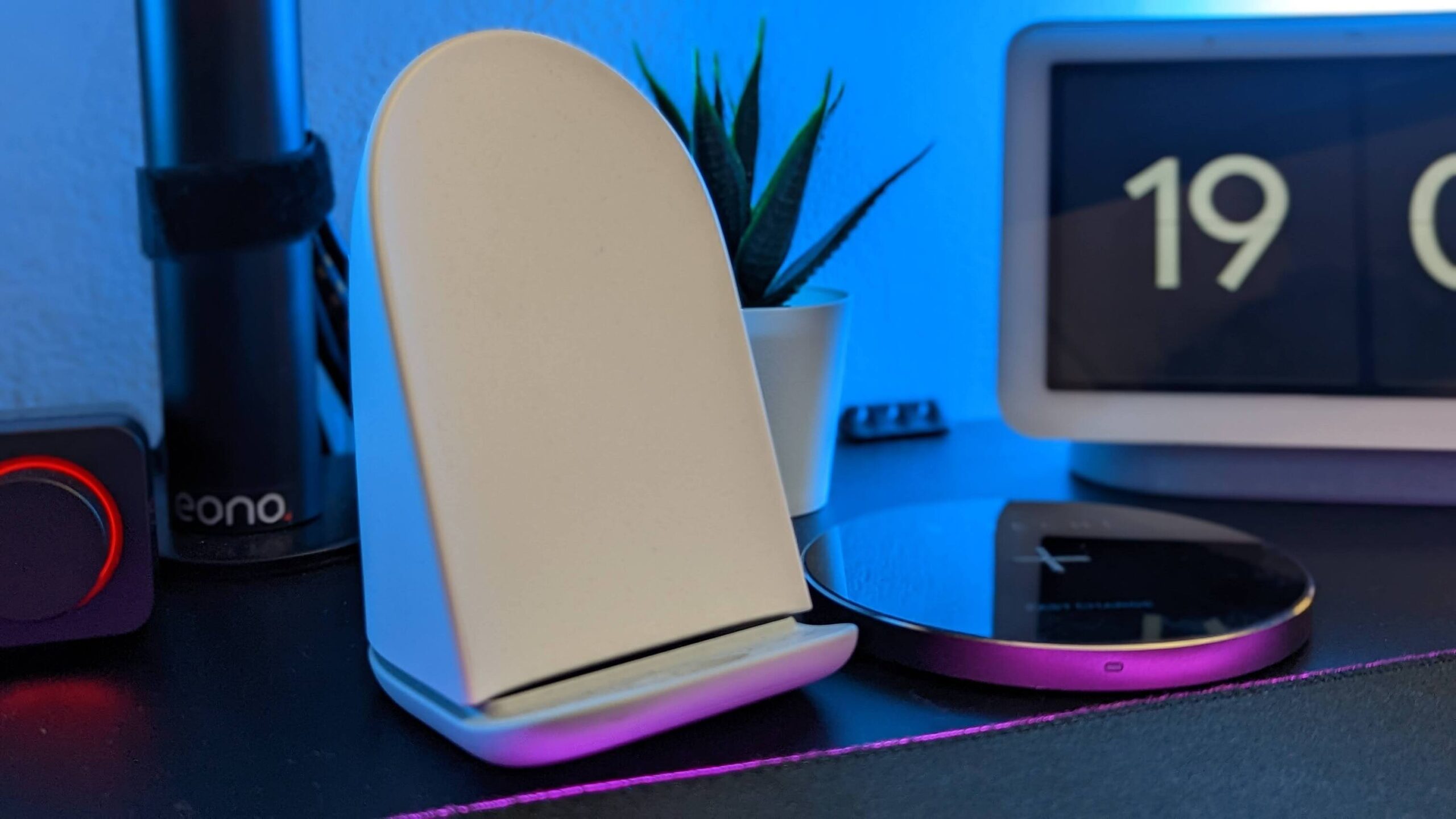 6 Awesome Gadgets You Need For Your Desk!