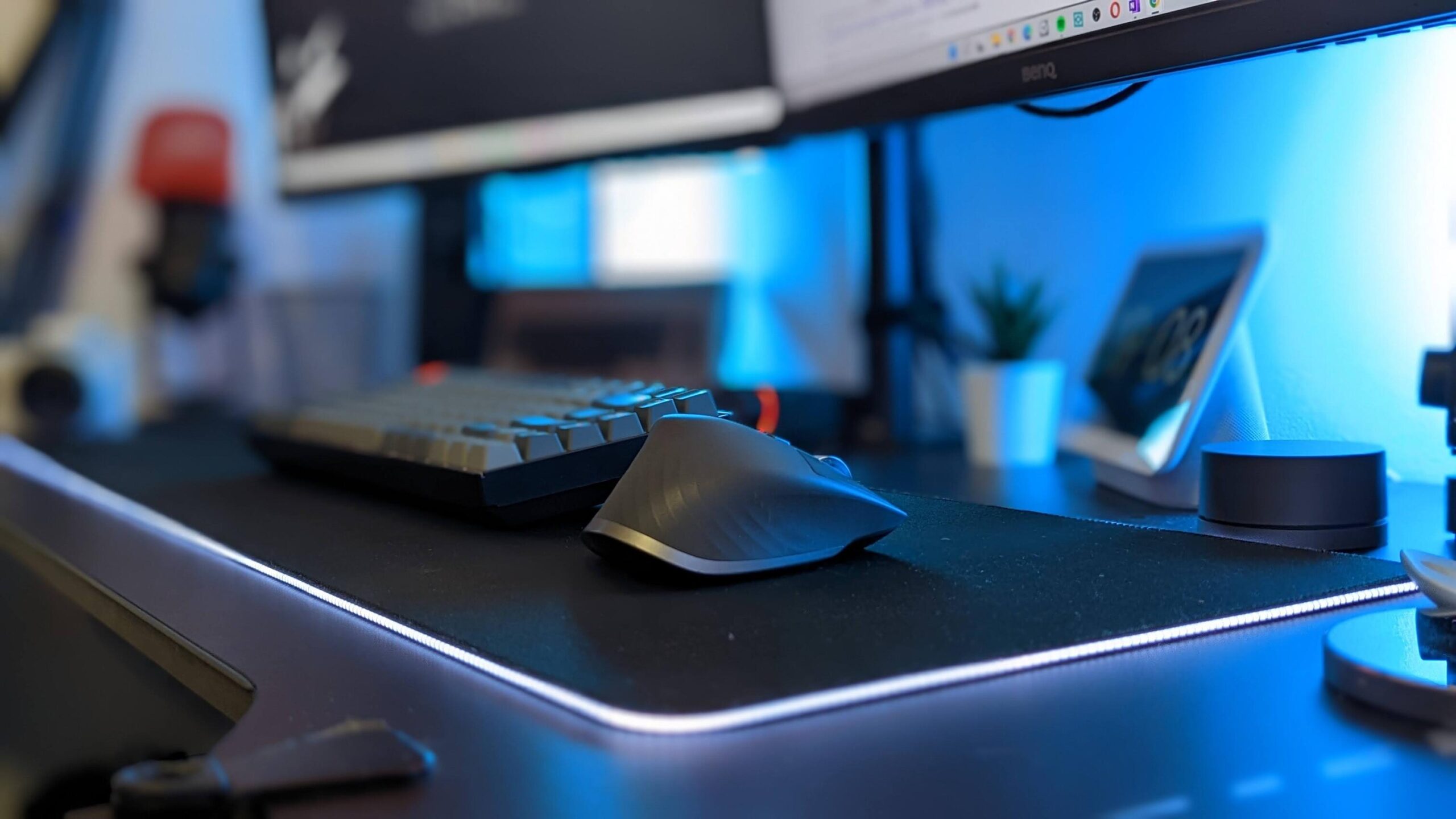6 Awesome Gadgets You Need For Your Desk!